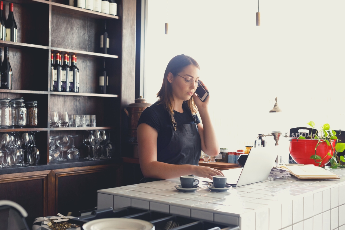 How To Find The Best Holiday Jobs For Students July 2023 - Split the Bills